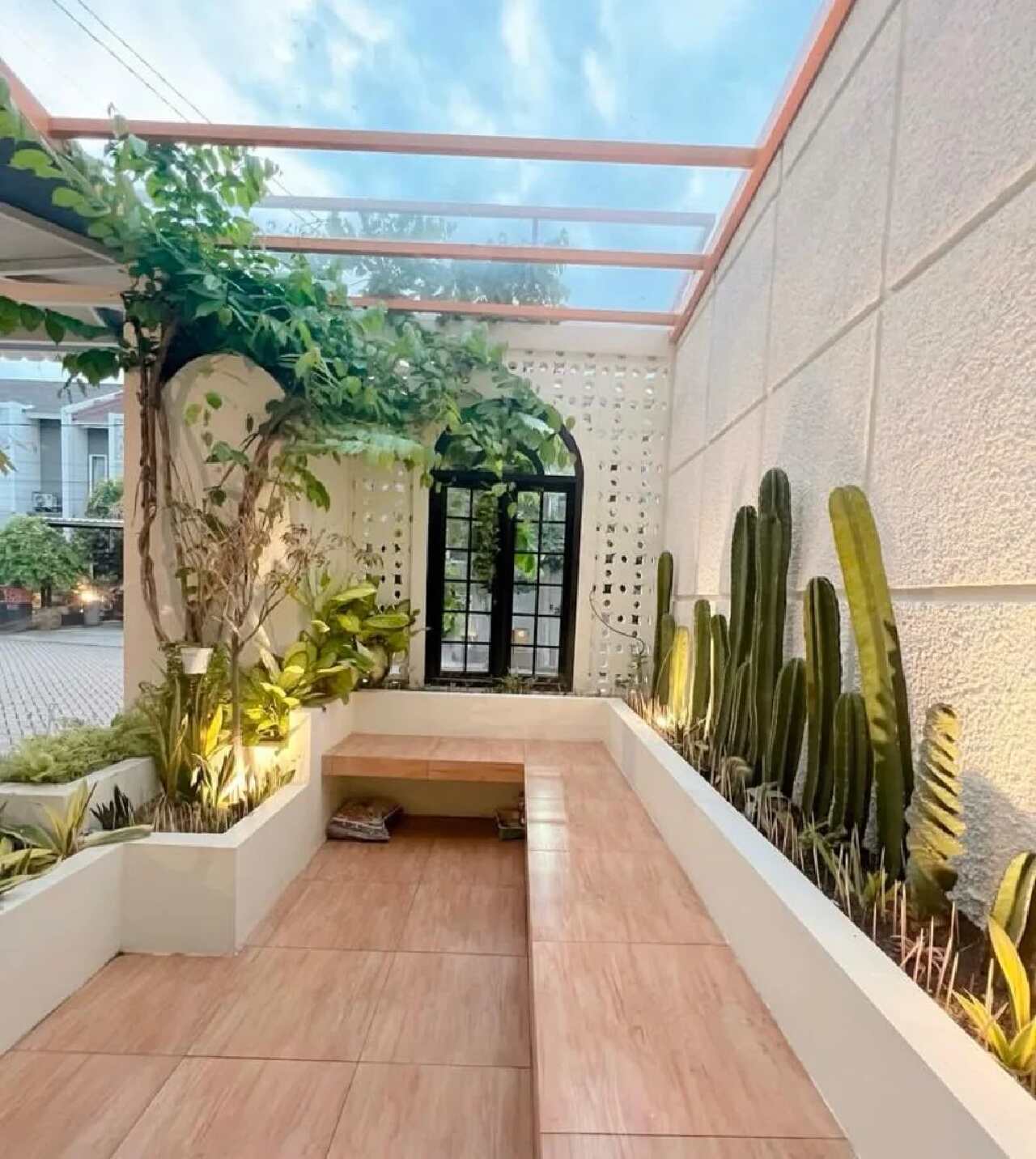 10 Inspirasi Teras Samping Rumah yang Nyaman dan Asri