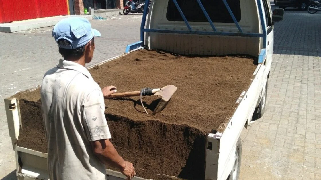 1 Pick Up Berapa Kubik Pasir? Ini Cara Hitungnya!