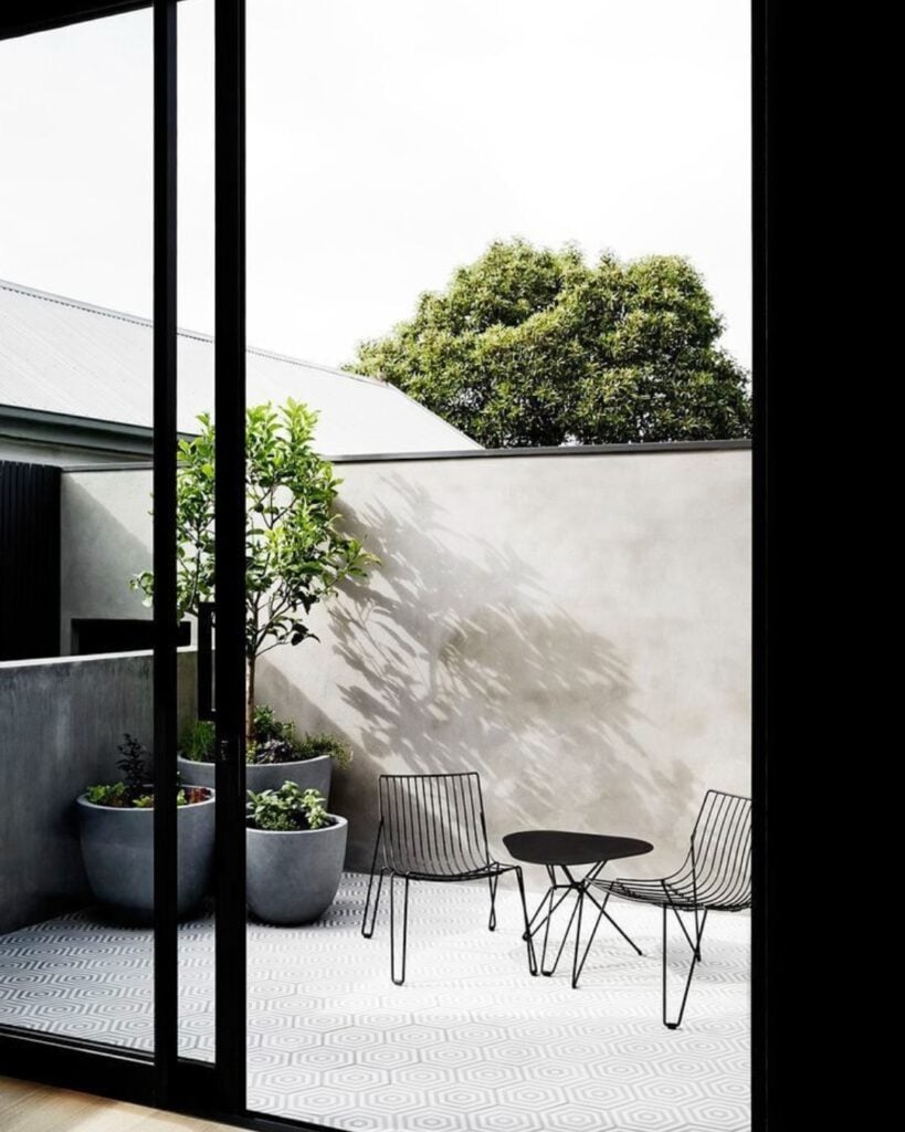 10 Ide Desain Teras Rumah ala Cafe Nyaman untuk Ngobrol