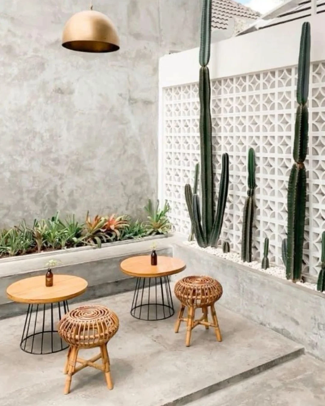 10 Ide Desain Teras Rumah ala Cafe Nyaman untuk Ngobrol