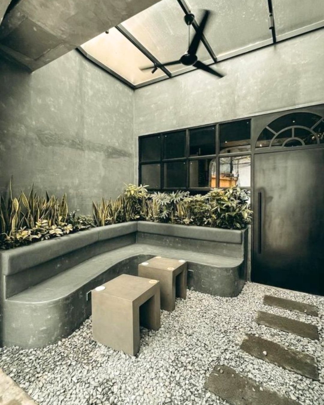 10 Ide Desain Teras Rumah ala Cafe Nyaman untuk Ngobrol