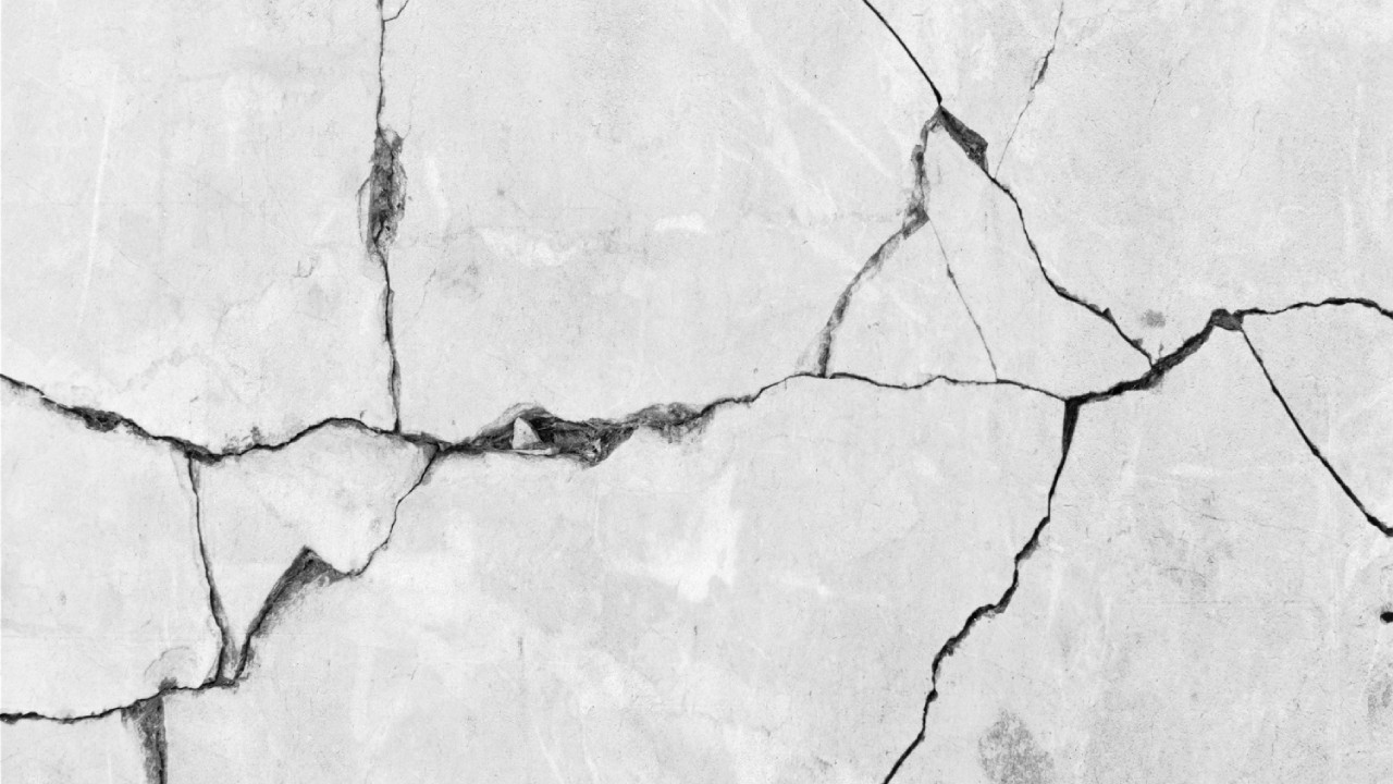 6 Cara Memperbaiki Tembok Retak Sesuai Penyebabnya