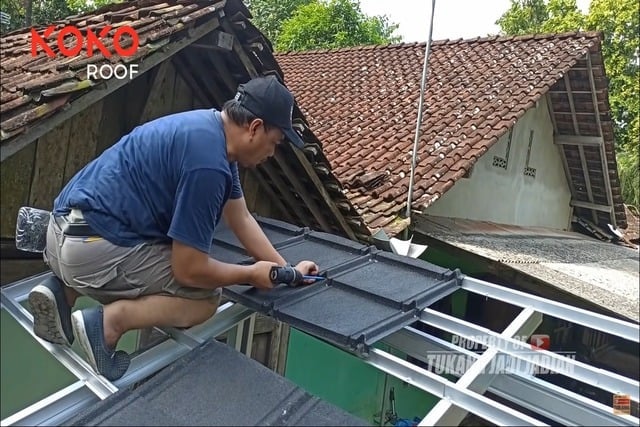 5 Cara Memasang Genteng Metal (Disertai Jarak Reng dan Nok)