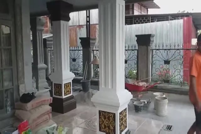 7 Contoh Warna Cat Tiang Teras Motif Bunga yang Cantik dan Elegan