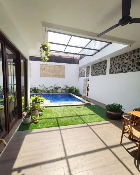 9 Desain Atap Teras Belakang Rumah yang Bisa Memperindah Hunian