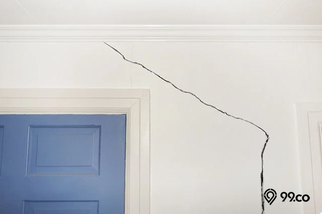 Cara Menambal Tembok Retak dengan Lem Fox. Mudah Praktis!