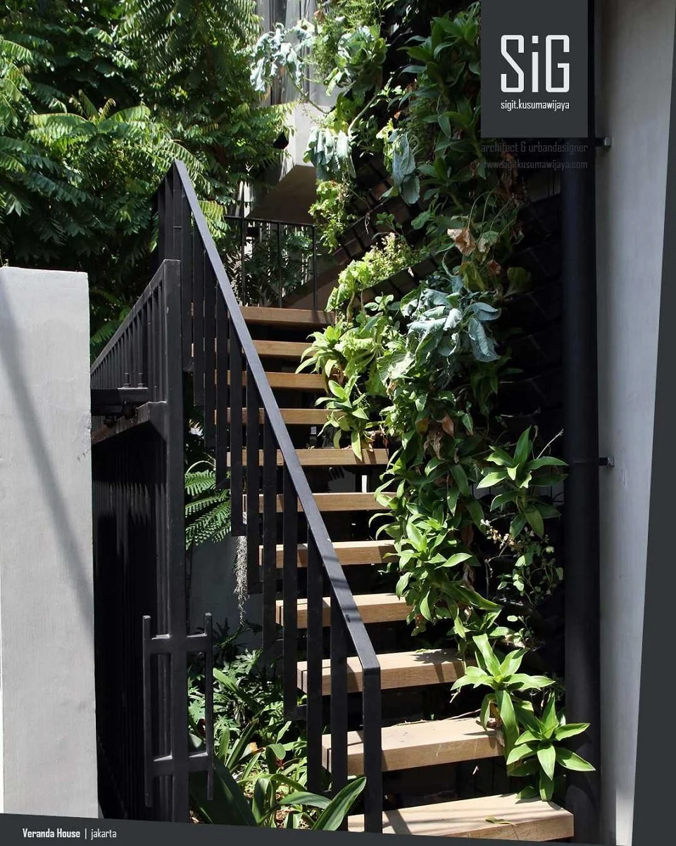 9 Inspirasi Desain Tangga Outdoor di Rumah yang Bisa Kamu Tiru