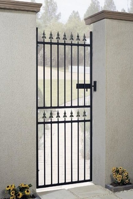 10 Inspirasi Pintu Pagar Besi Kecil, Bikin Eksterior Rumah Makin Menawan