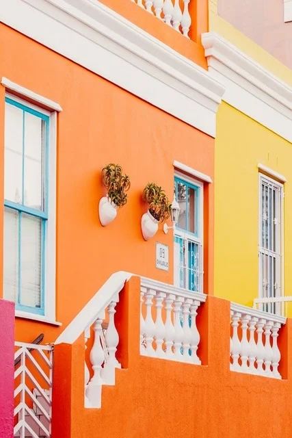 8 Inspirasi Cat Pagar Rumah Warna Orange yang Bagus, Gak Norak!