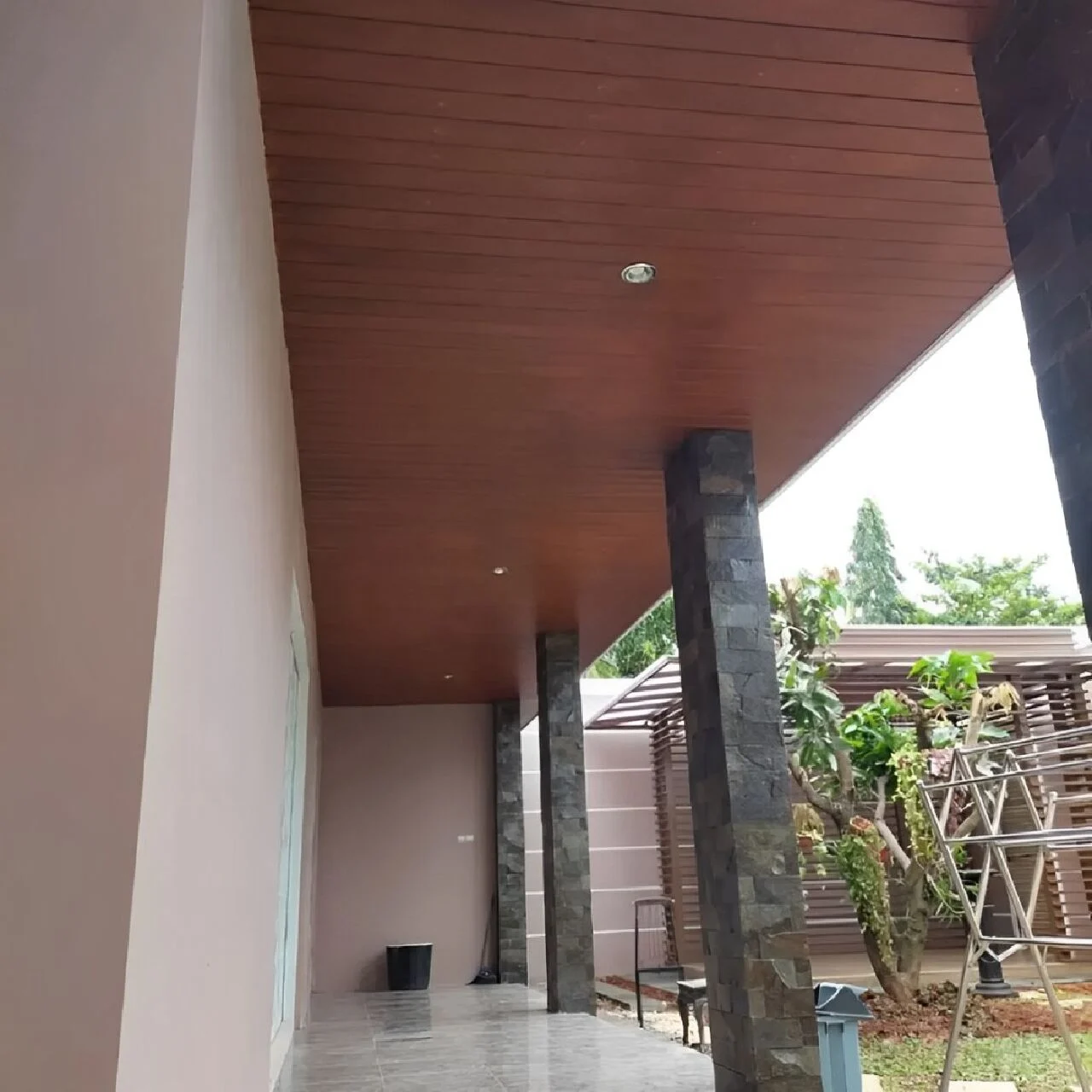 10 Ide Model Plafon Teras Kecil di Rumah yang Cantik Inspiratif