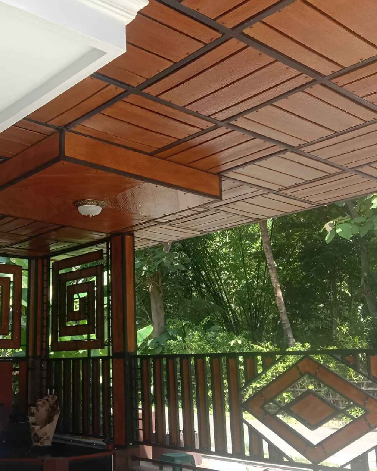 10 Ide Model Plafon Teras Kecil di Rumah yang Cantik Inspiratif