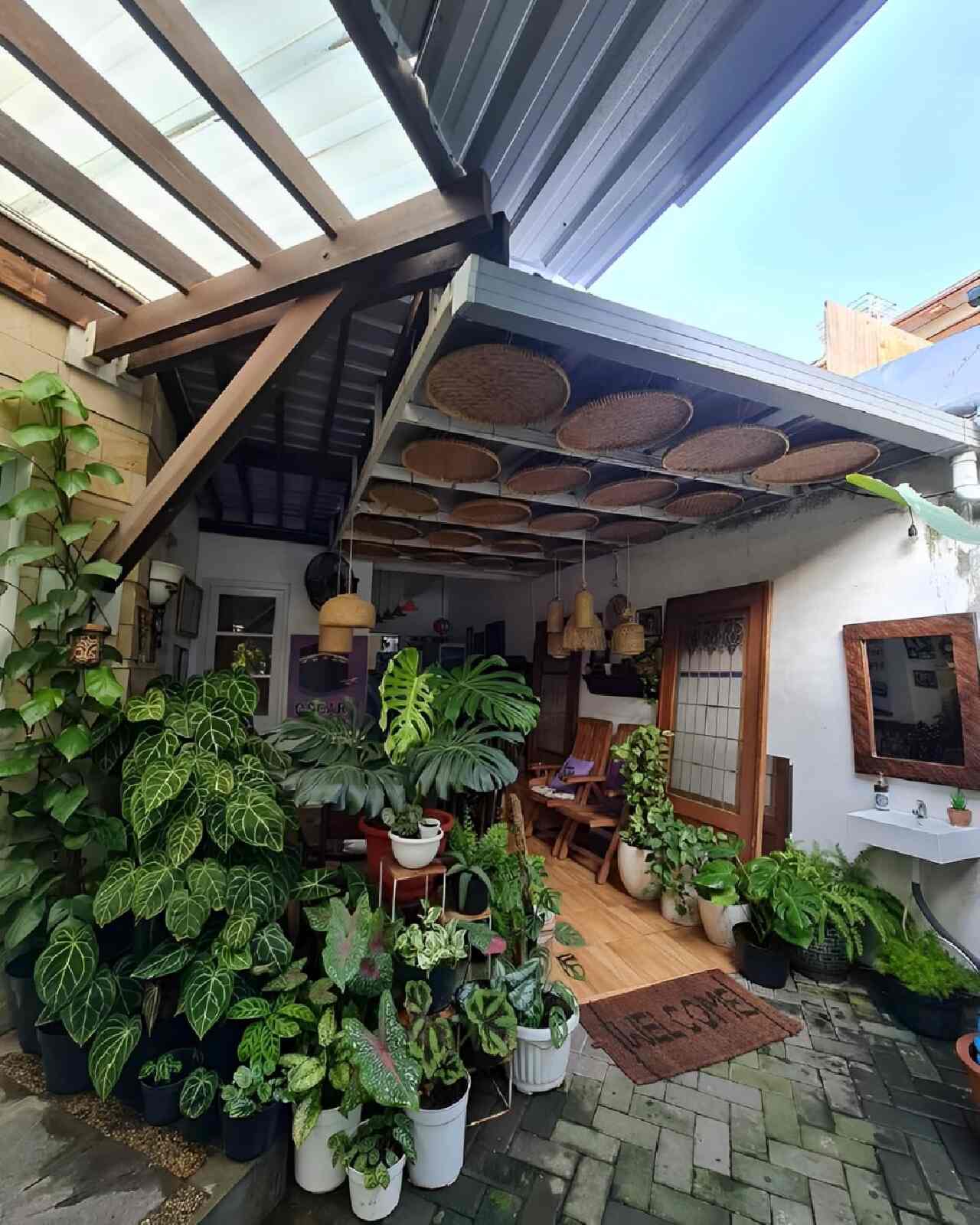 10 Ide Model Plafon Teras Kecil di Rumah yang Cantik Inspiratif