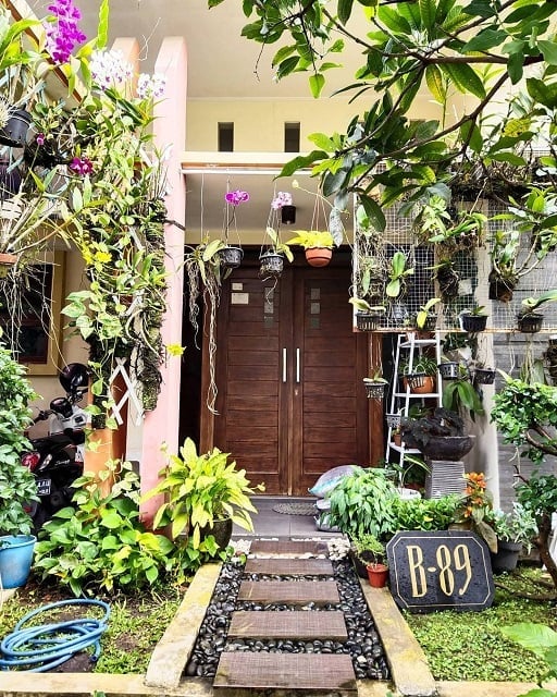 15 Inspirasi Desain Taman Bunga Depan Rumah Tercantik. Yuk, Contek!