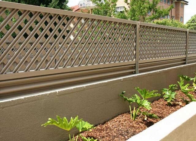 8 Inspirasi Warna Cat Pagar Rumah Mewah. Bikin Tetangga Pangling!