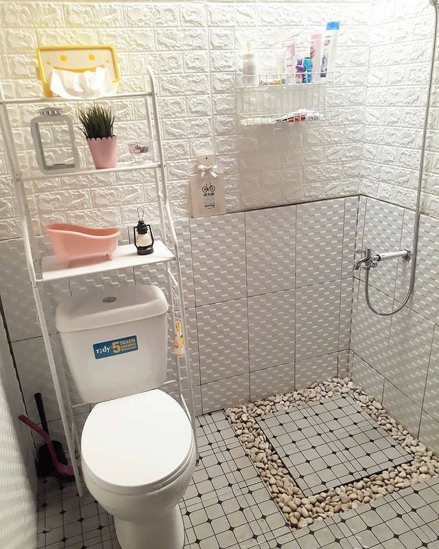 10 Desain Kamar Mandi Sempit Berukuran Kecil yang Estetik