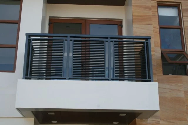 7 Inspirasi Gambar Railing Balkon Minimalis, Cocok untuk Rumah 2 Lantai!