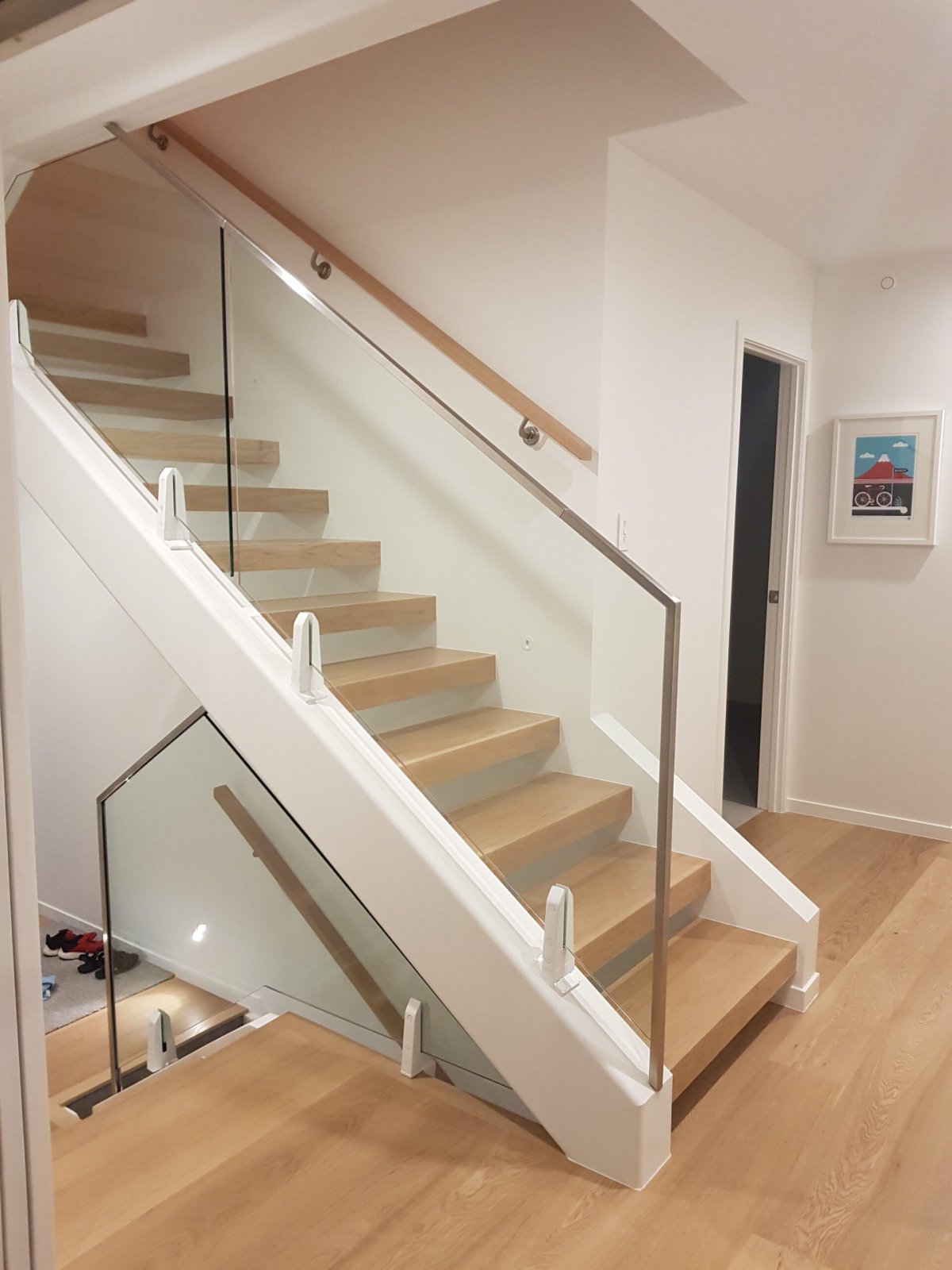 7 Inspirasi Railing Tangga Akrilik, Desain Aman dan Aesthetic!