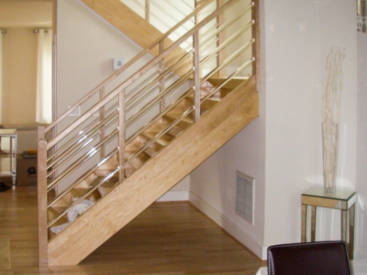 7 Inspirasi Railing Tangga Akrilik, Desain Aman dan Aesthetic!