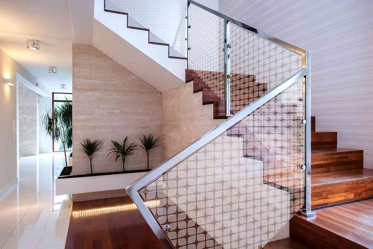 7 Inspirasi Railing Tangga Akrilik, Desain Aman dan Aesthetic!