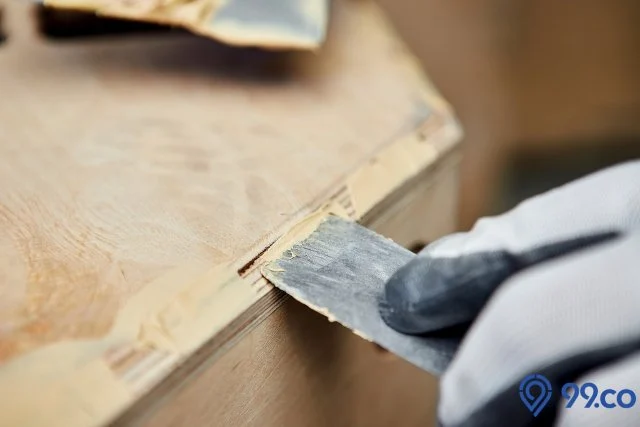 4 Cara Dempul Kayu yang Baik dan Benar. Jadi Semakin Halus!