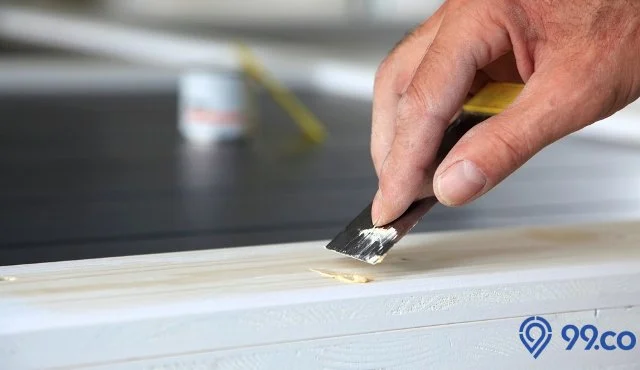 4 Cara Dempul Kayu yang Baik dan Benar. Jadi Semakin Halus!