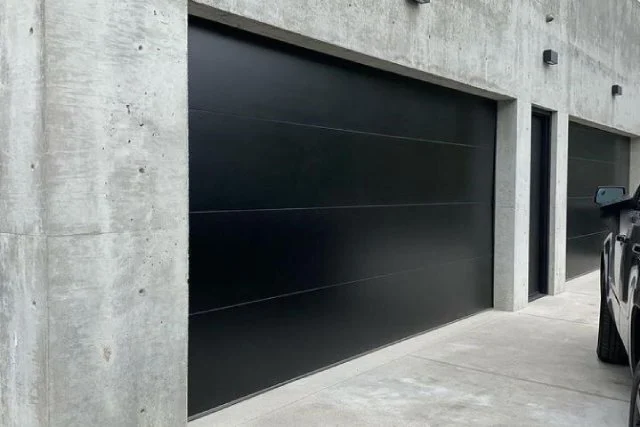 15 Inspirasi Model Pintu Garasi Besi Hollow, Tampilan jadi Menawan!