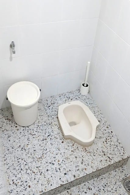 8 Inspirasi WC Jongkok Kamar Mandi Sederhana tapi Bersih, Pilih Mana?