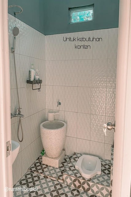 8 Inspirasi WC Jongkok Kamar Mandi Sederhana tapi Bersih, Pilih Mana?