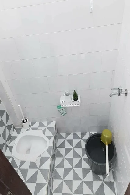 8 Inspirasi WC Jongkok Kamar Mandi Sederhana tapi Bersih, Pilih Mana?