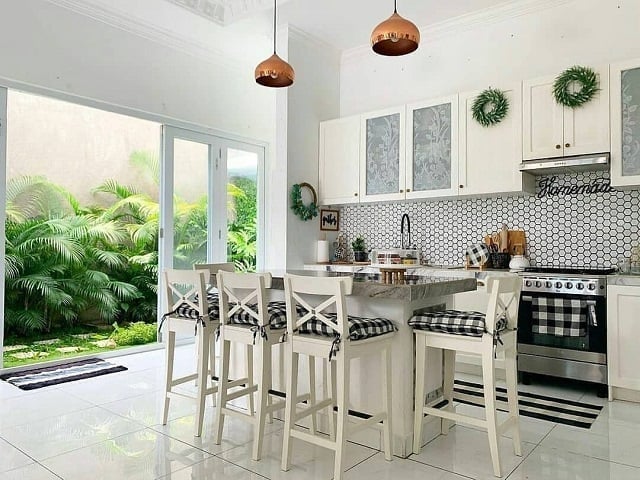 8 Ide Desain Dapur Dinding Kaca yang Aesthetic. Keren Banget!