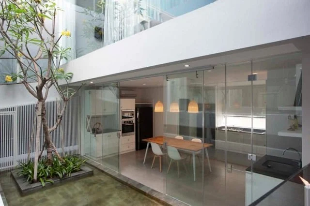 8 Ide Desain Dapur Dinding Kaca yang Aesthetic. Keren Banget!