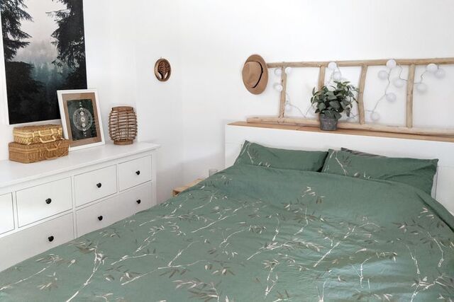 10 Inspirasi Desain Kamar Tidur Tanpa Jendela. Jauh dari Kesan Sumpek!