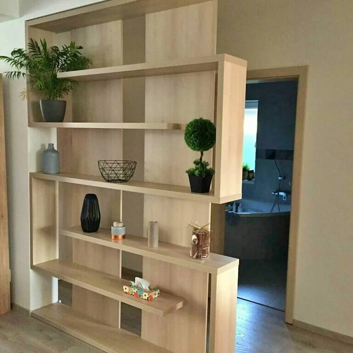 8 Model Lemari Pembatas Ruang Tamu dan Ruang Keluarga