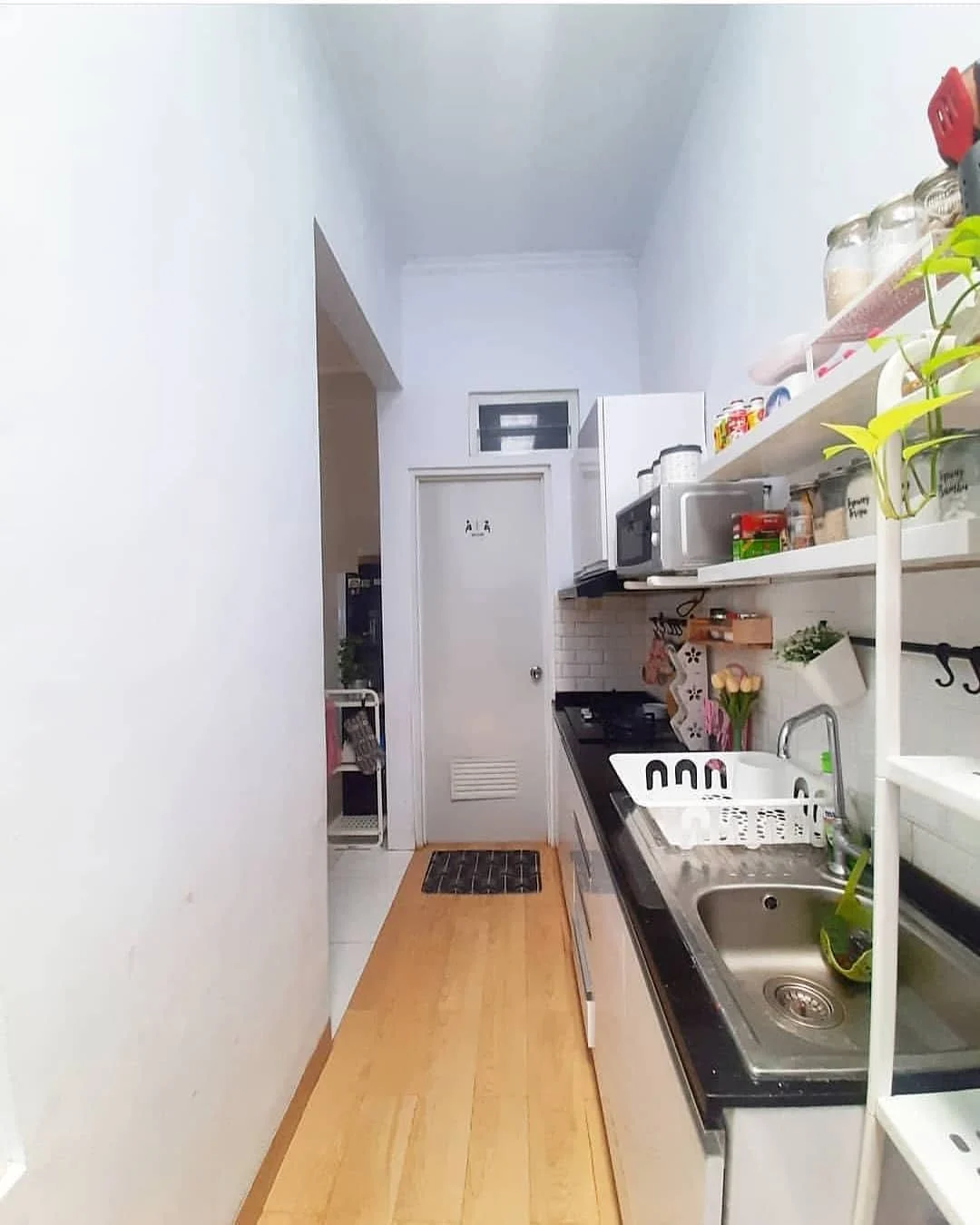 15 Desain Dapur Sempit Memanjang, Sederhana tapi Aesthetic!