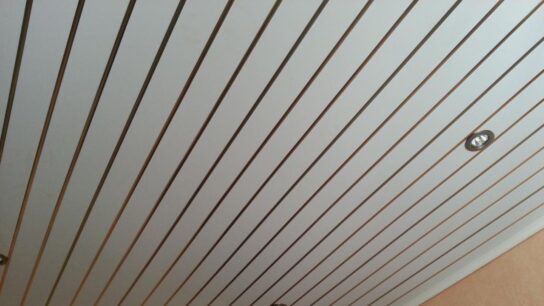 Perbandingan Plafon Gypsum vs PVC, Mana yang Lebih Baik?