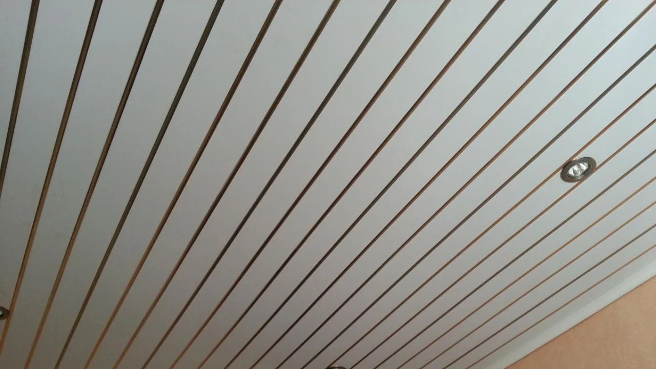 Perbandingan Plafon Gypsum vs PVC, Mana yang Lebih Baik?