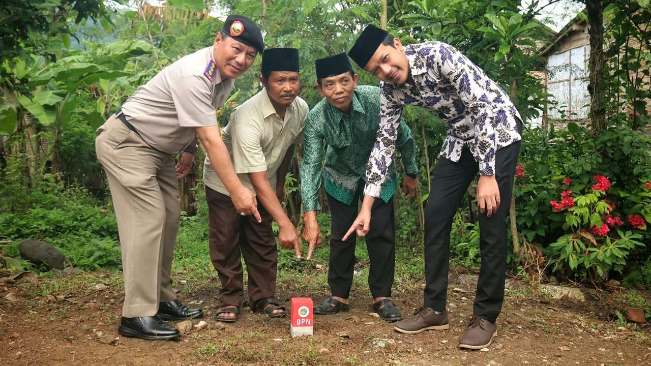 Patok Batas Tanah: Aturan, Dasar Hukum, Fungsi, dan Jenisnya
