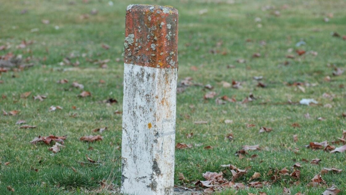 Patok Batas Tanah: Aturan, Dasar Hukum, Fungsi, dan Jenisnya