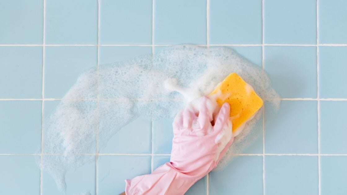 7 Cara Membersihkan Lantai Keramik Kamar Mandi yang Hitam