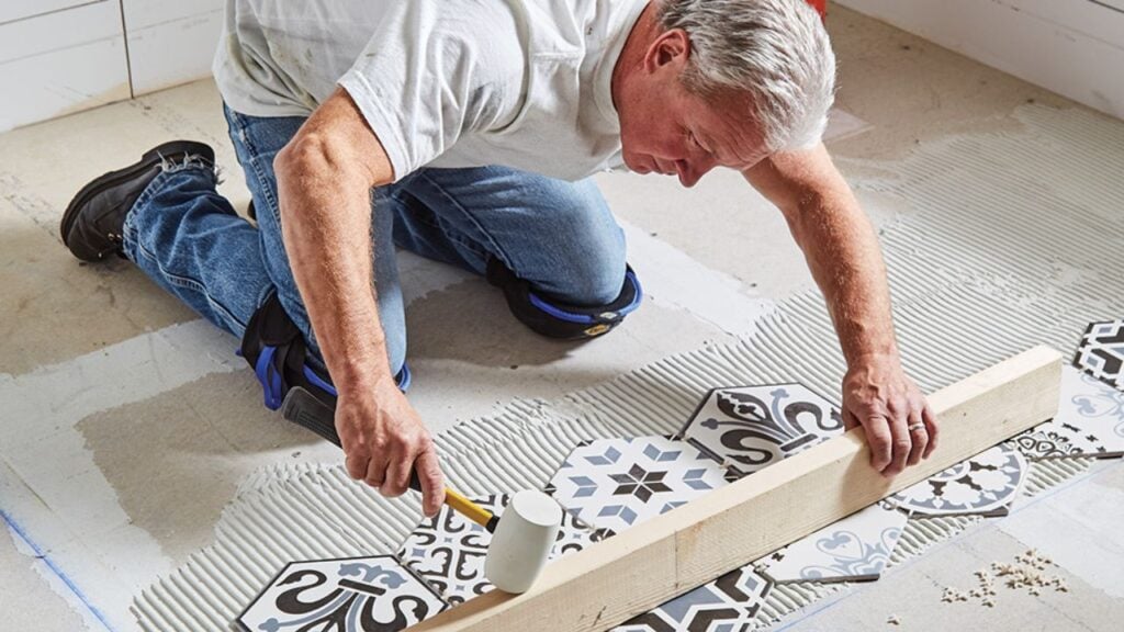 5 Cara Pasang Keramik Lantai yang Sudah Diplester
