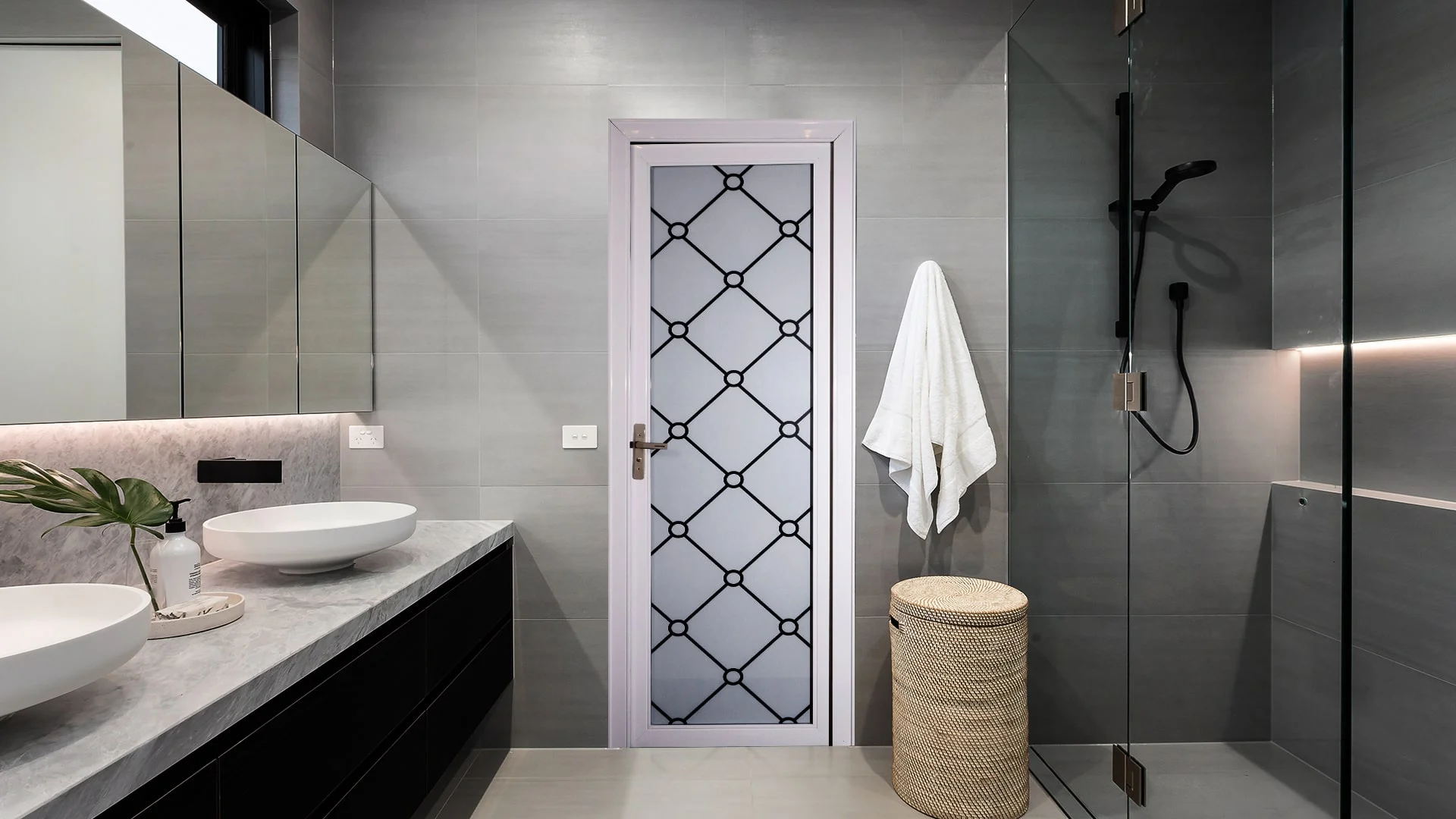 7 Merk Pintu Kamar Mandi PVC yang Bagus 2025