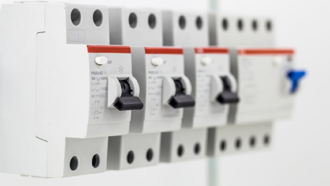 5 Perbedaan MCB dan MCCB: Arti, Fungsi, dan Penggunaannya