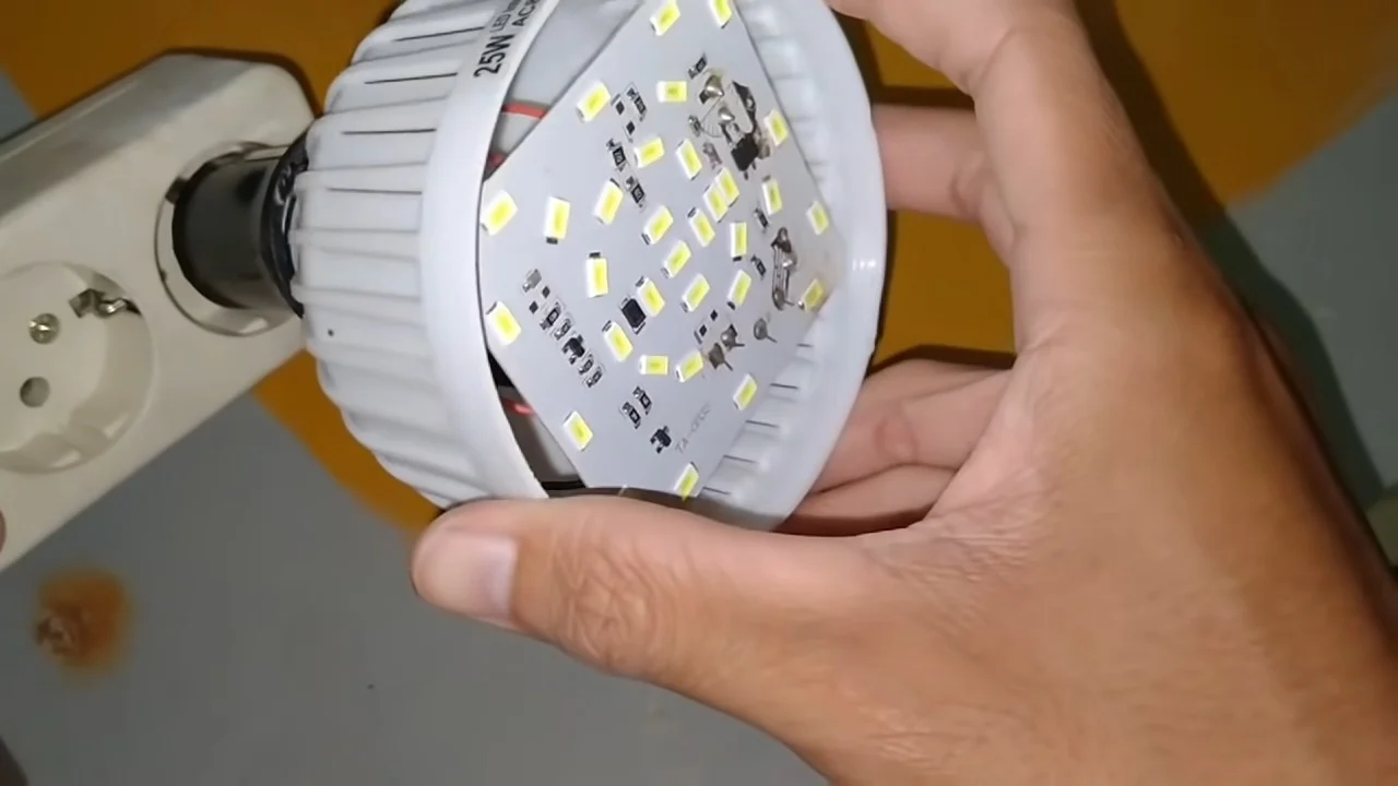 4 Cara Memperbaiki Lampu LED Mati Total Tanpa Solder, Cuma Pakai Korek Api!