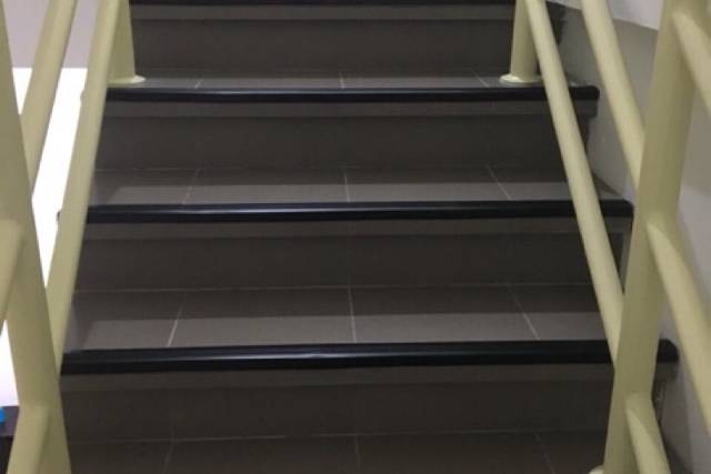 Mengenal Step Nosing Tangga: Fungsi dan Contoh Material yang Digunakan