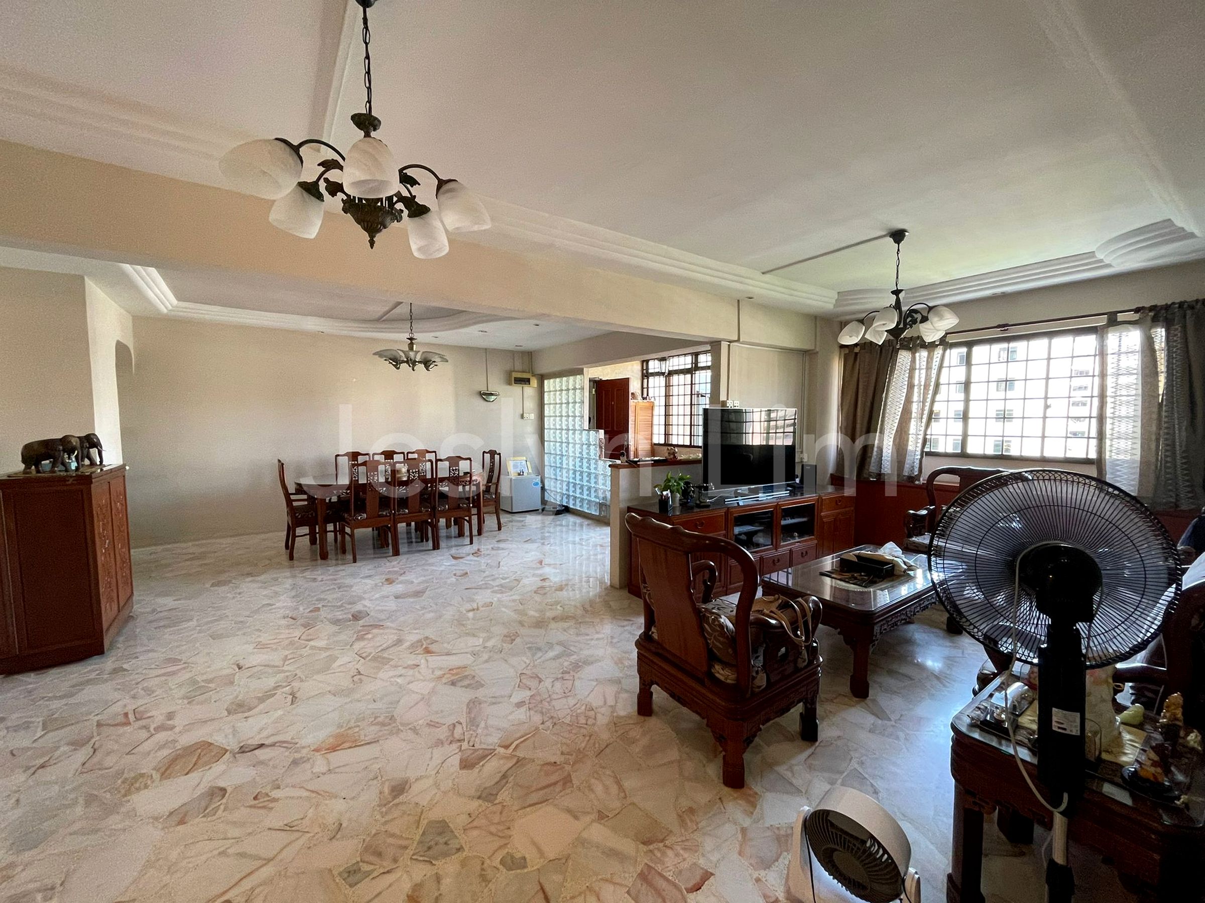 You can get a 5-room or executive HDB resale flat for S$650k or less ...