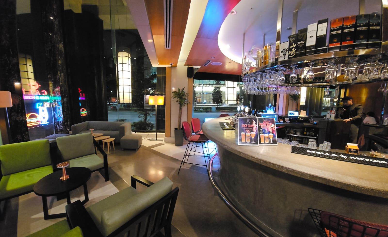 Lounge at CALI, Ascott Raffles Place for Rent | 99 Spaces