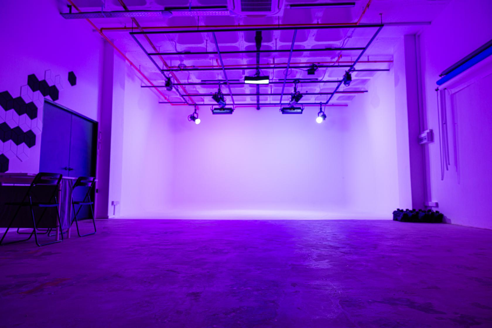 Pre-Lit Infinity cove at Whitebox Studio for Rent | 99 Spaces